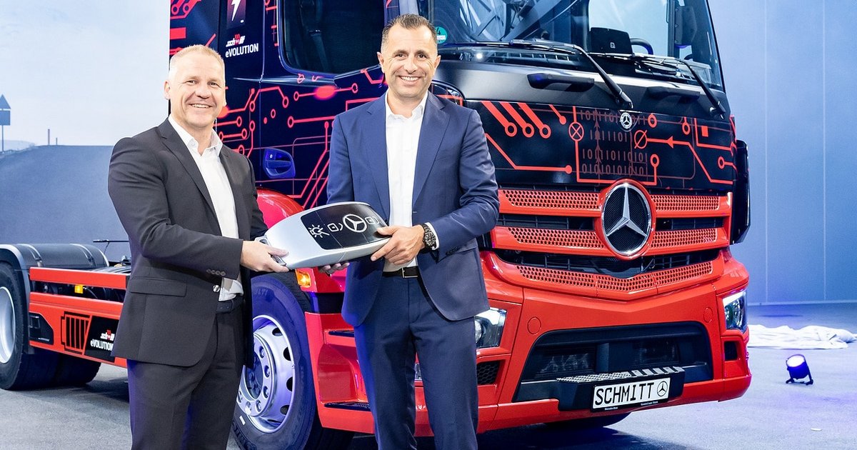First eActros 300 semitrailer tractor in Germany handed over to ...
