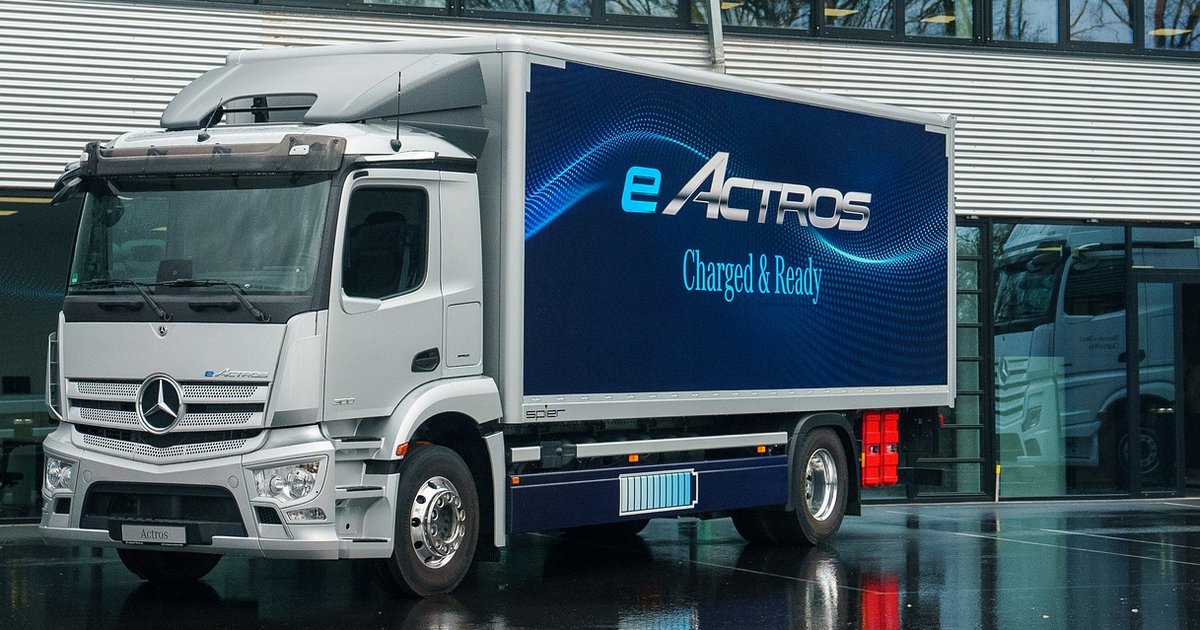 Own Retail strategy: Mercedes-Benz Commercial Vehicle Center in Haan ...
