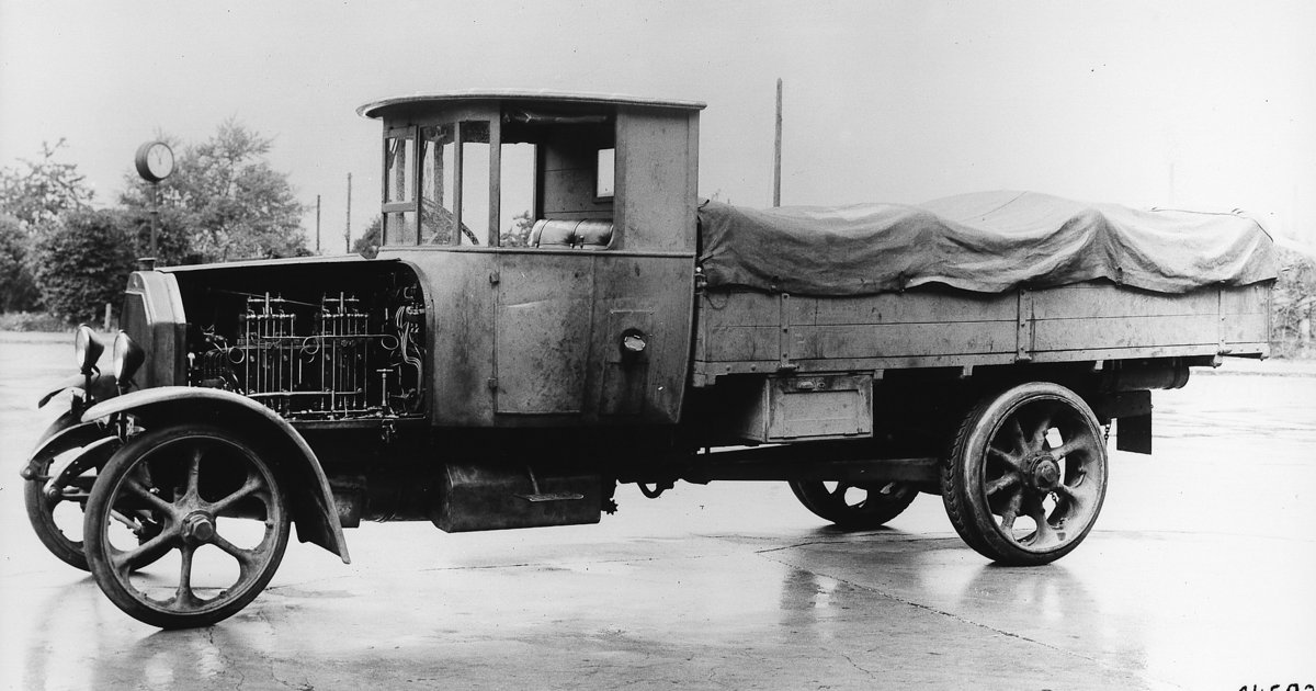 The world's first ever diesel trucks from Benz and Daimler in 1923 ...